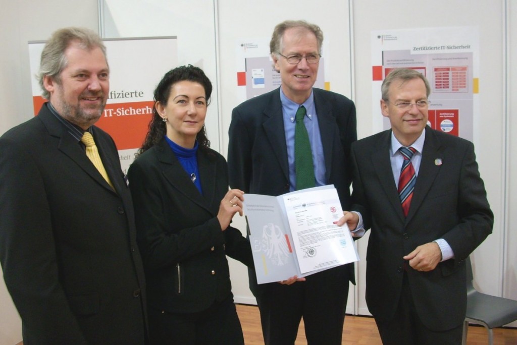 BSI-Zertifikat für Firewall GeNUScreen 2.0: Übergabe auf der "it-sa" in ...